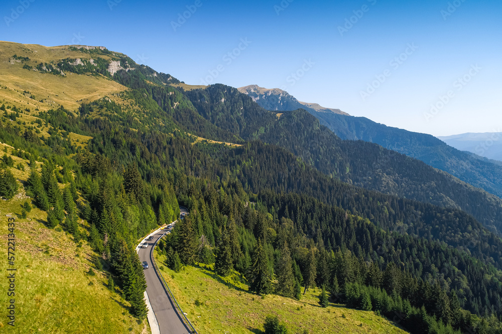 Foto de Aerial view of Bucegi Mountains and Transbucegi waving road on ...