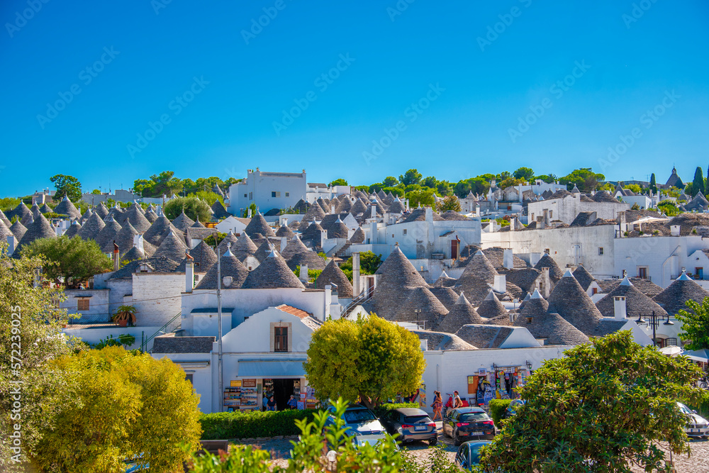 Vista delle tradizionali case dei trulli di Alberobello, provincia di ...