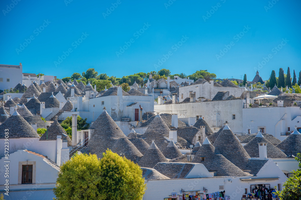 Vista delle tradizionali case dei trulli di Alberobello, provincia di ...