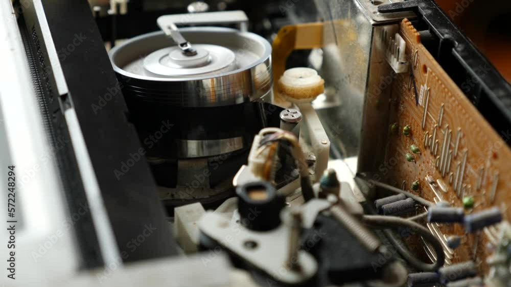 Vídeo do Stock: Loading a VHS tape and the operation of the tape ...