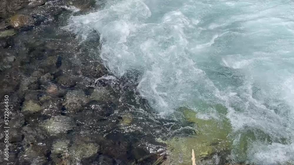 Agua de rio y piedras de rio en salto Truful-Truful de la región de la ...