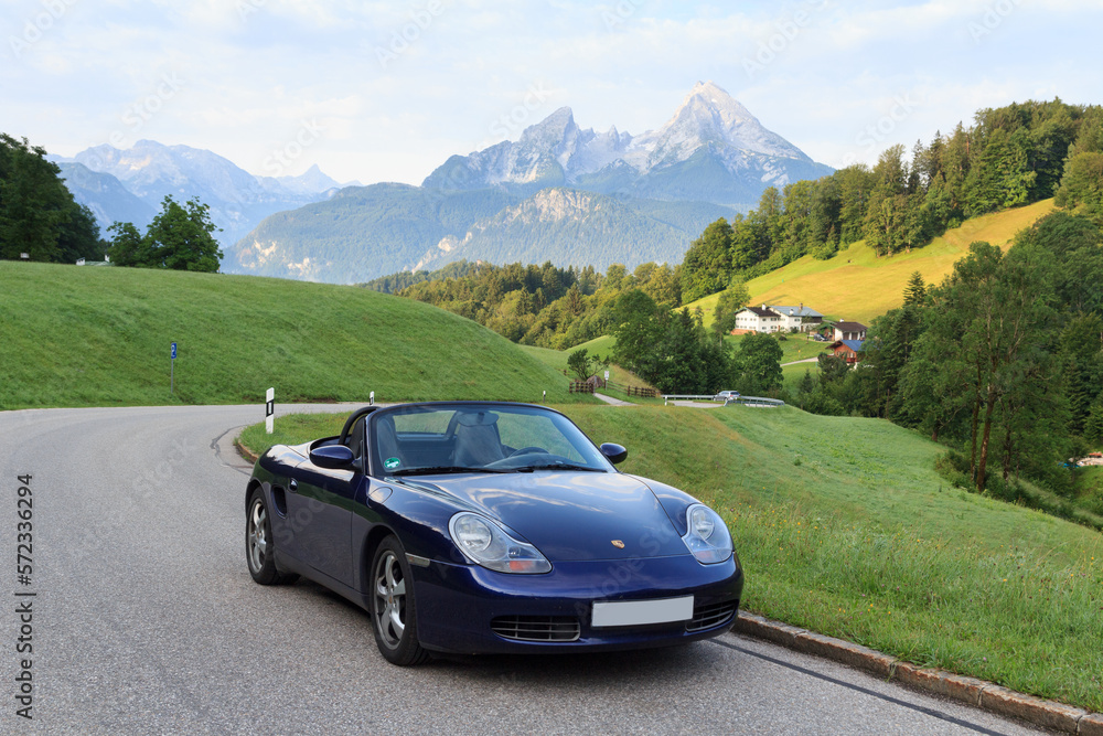 Foto de Berchtesgaden, Germany - July 25, 2021: Blue roadster Porsche ...