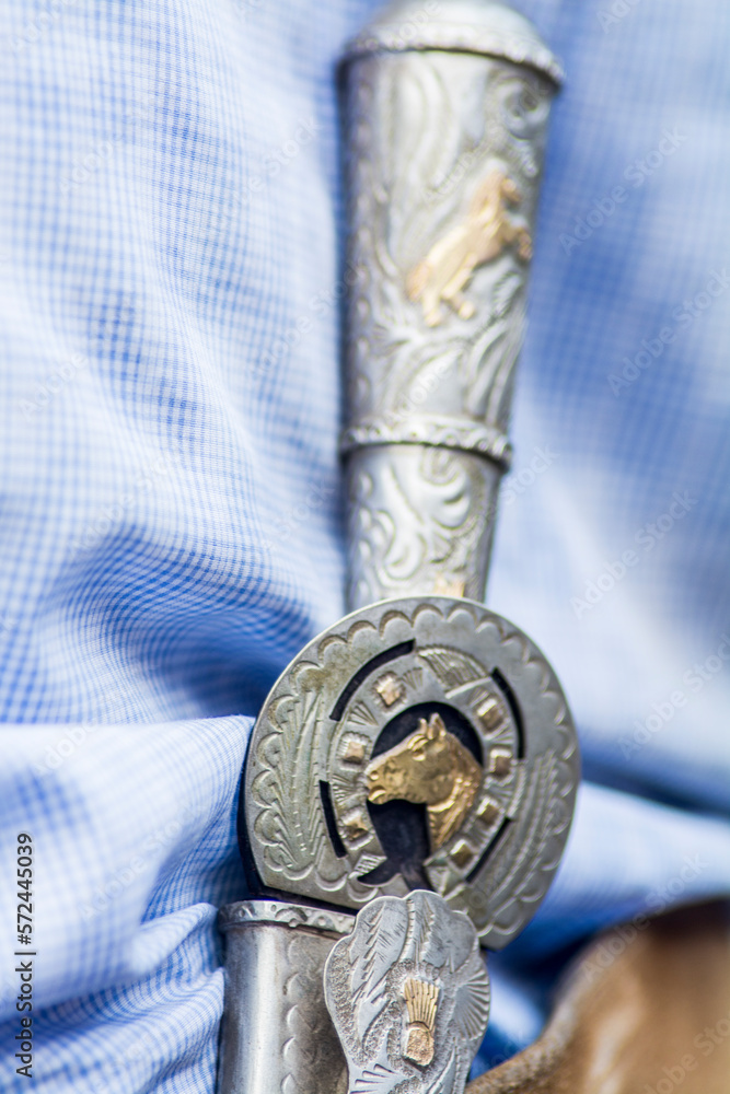 Detalle de facones o cuchillos gauchos durante la fiesta tradicional de ...