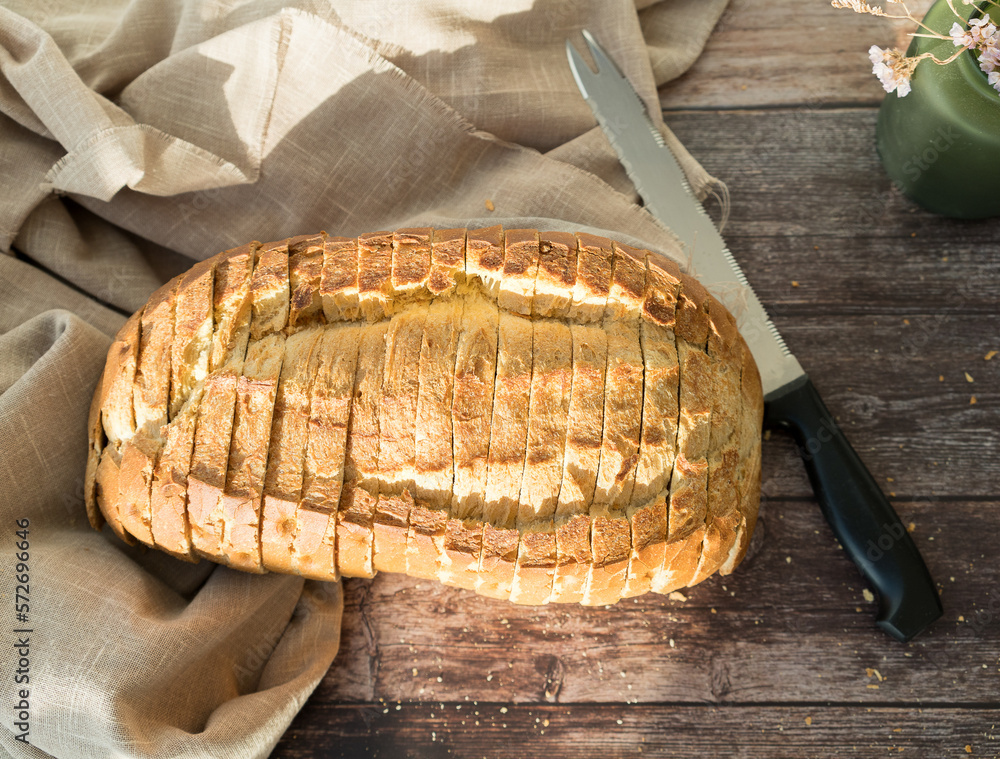 Bodegón de pan rústico cortada en rebanadas sobre fondo de madera ...