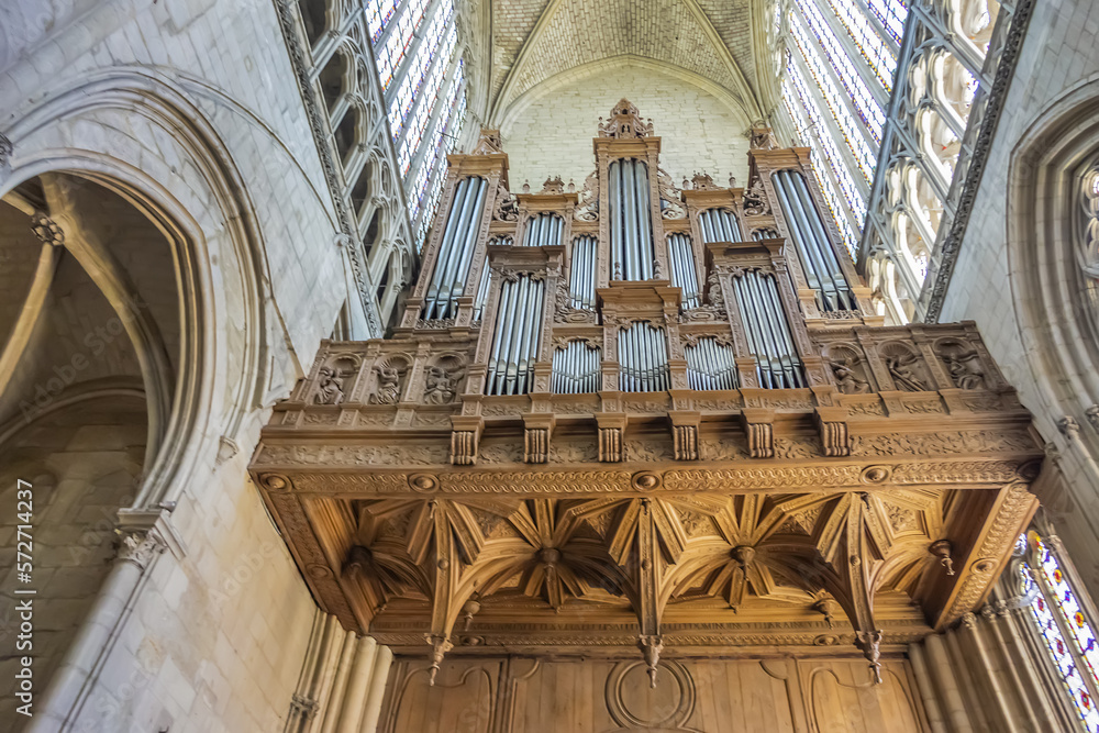 Interior of Le Mans Roman Catholic cathedral of Saint Julien ...