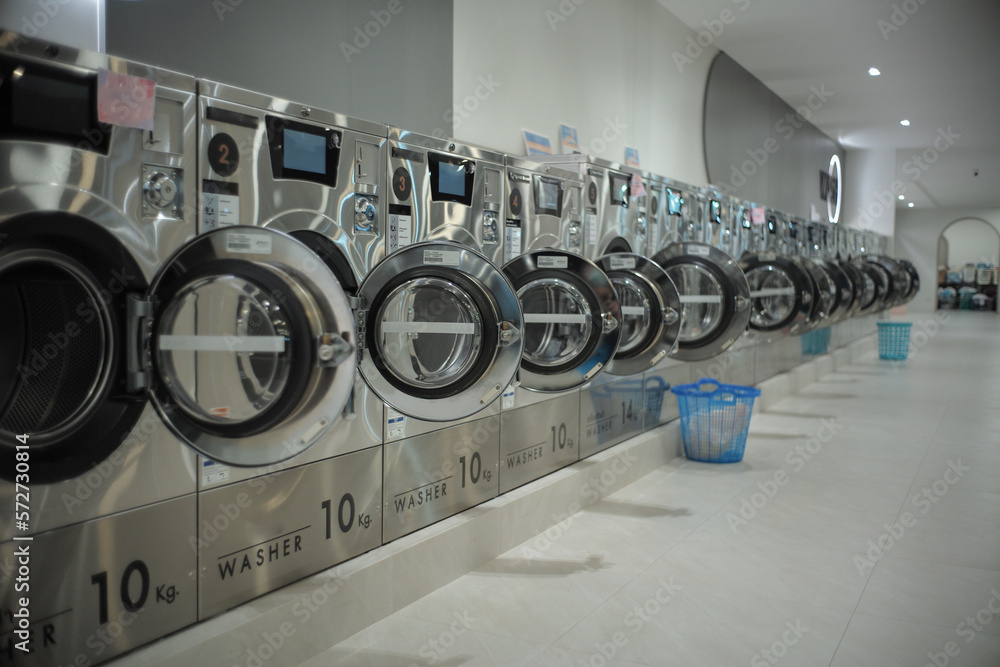 Foto de Selective focus on the second cover of washing machine with ...