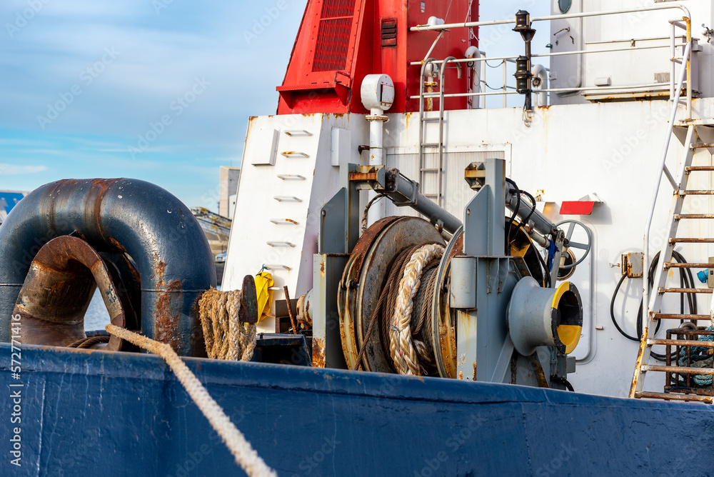 Fotka „Gros plan du treuil d'un navire remorqueur dans le port de ...