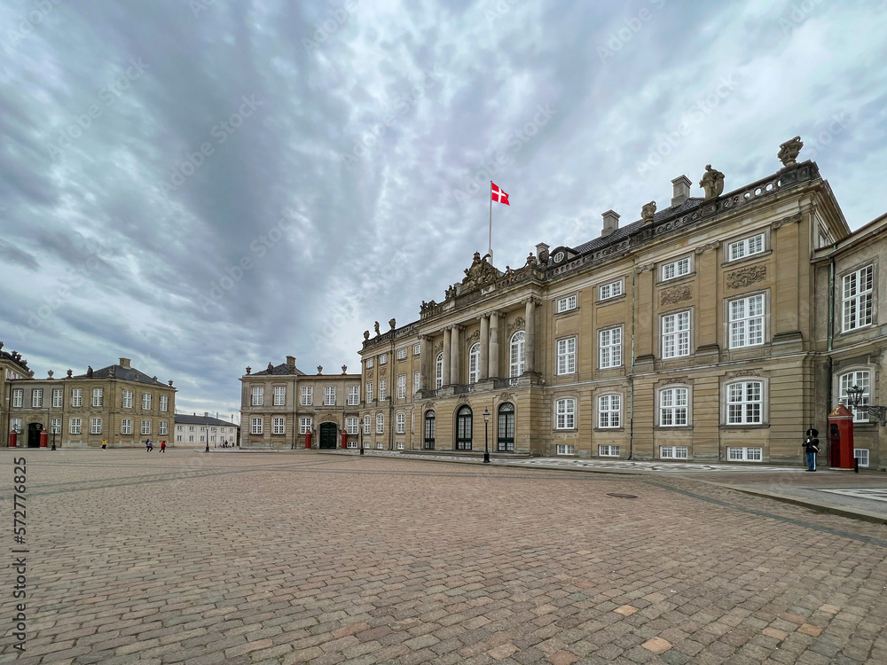 Foto de Amalienborg is a castle complex in Copenhagen and the main ...