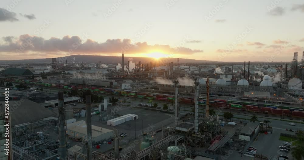 Vidéo Stock Aerial view of petrochemical oil refinery (refining complex ...