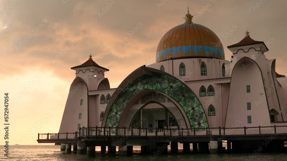 Sunset view of Melaka Straits Mosque, floating mosque in Malaysia vídeo ...