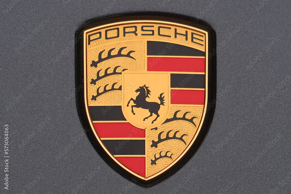 Logo de la célèbre marque automobile allemande de luxe Porsche sur la ...
