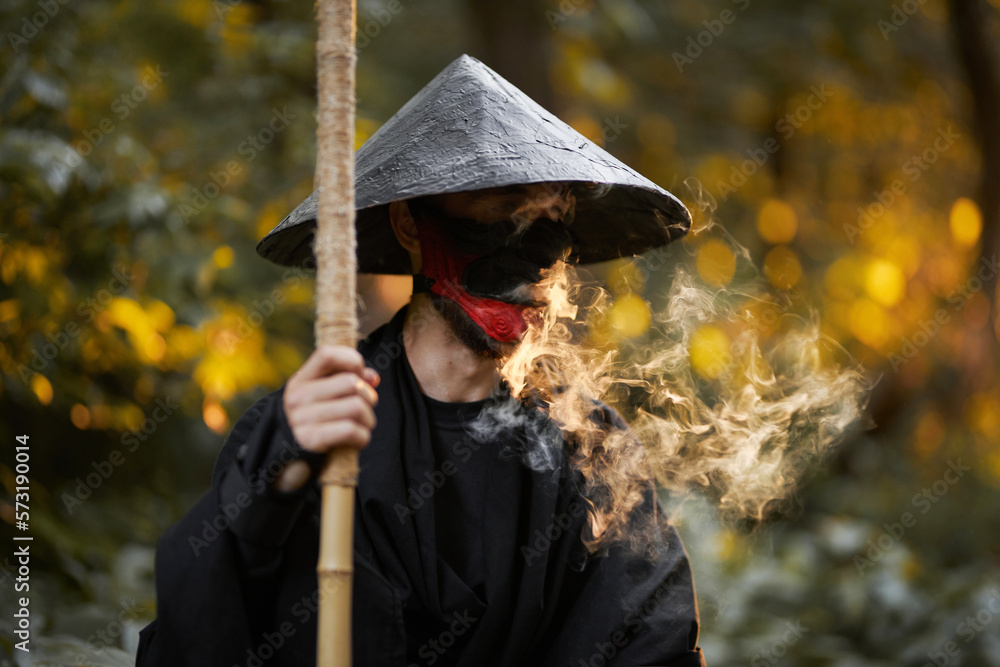 Foto de Surrealism theme: a man in a hannya mask, black kimono, black ...