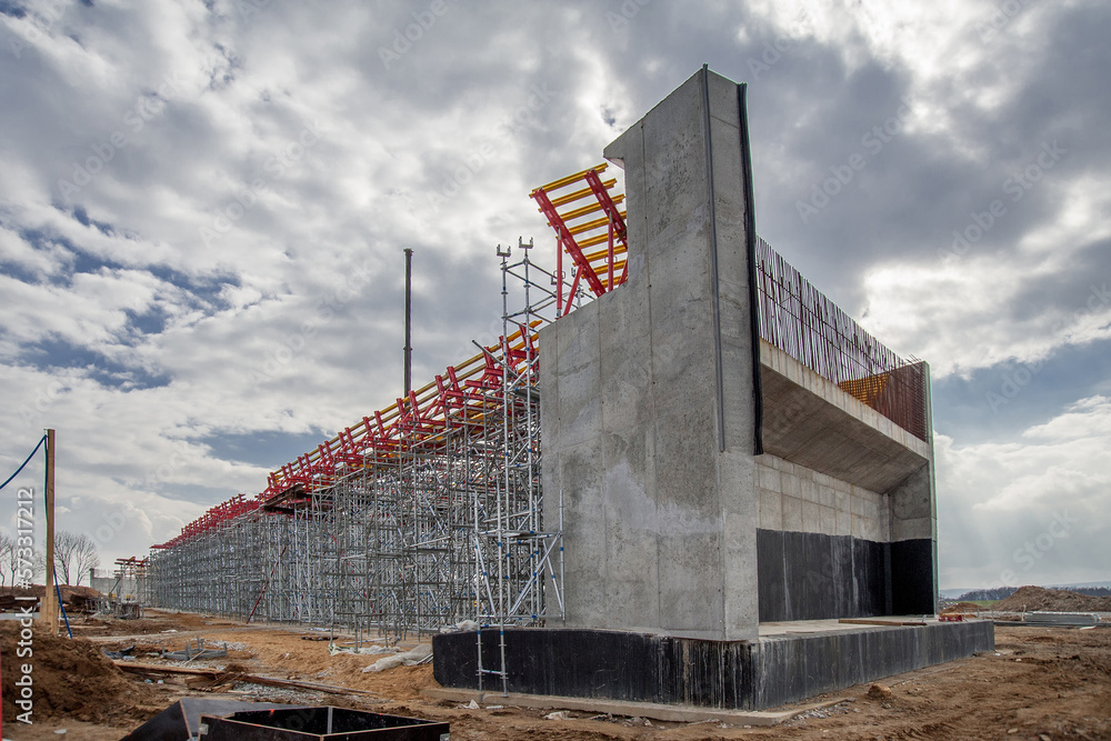 Monolithic formwork and scaffolding on the construction of a bridge ...