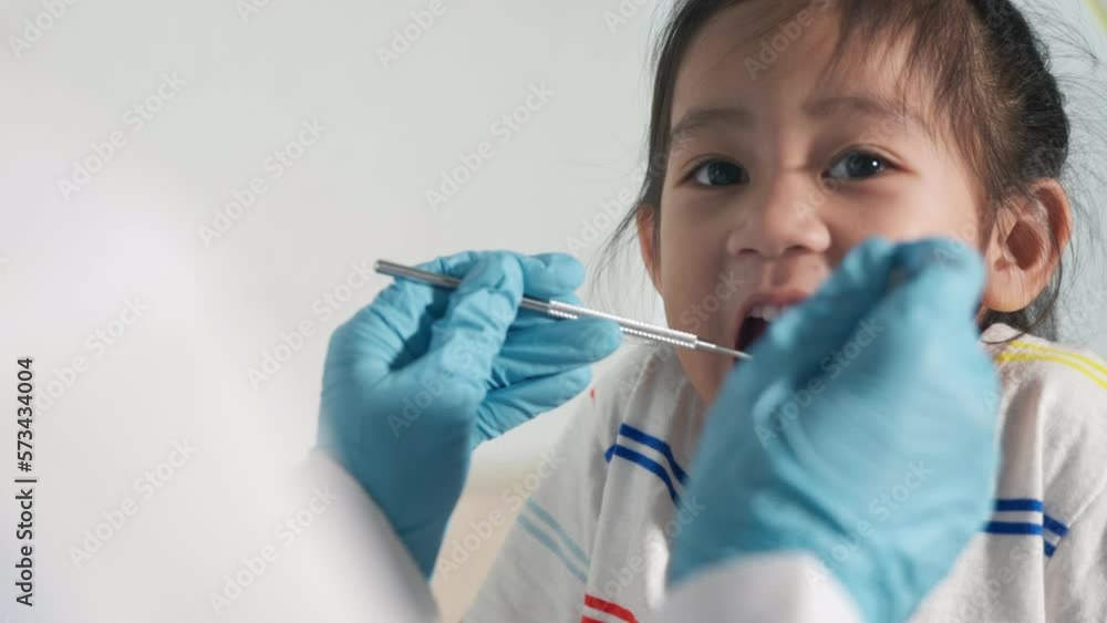 Video „Dental kid health examination. Asian dentist making examination procedure for cute little ...