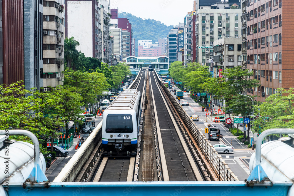 Taipei, Taiwan-May 5, 2020: Wenhu or Brown line of Taipei MRT in Taiwan ...