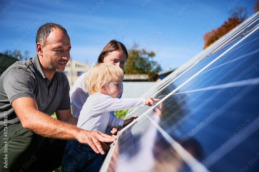 Enthusiastic father showing potential of alternative energy ...