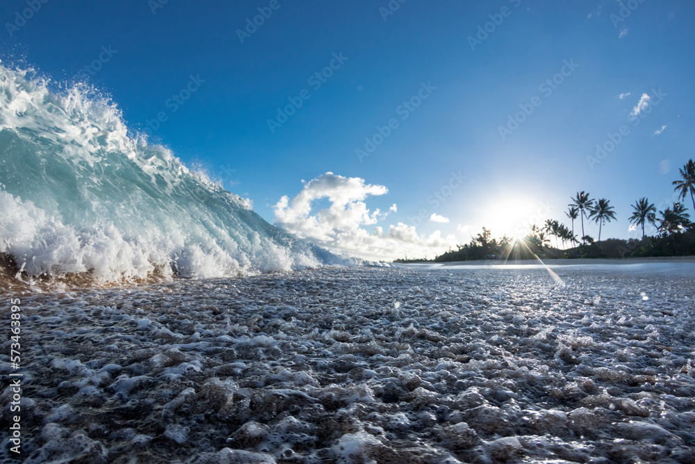 Wave splashing on Ke Iki beach, north shore of Oahu, Hawaii Islands ...