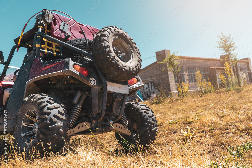Foto de Exploring the terrain: a 4x4 buggy overcoming obstacles in its ...