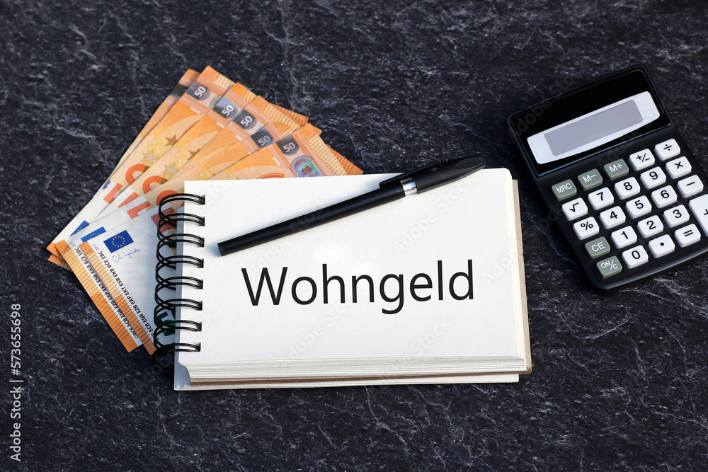 Notizblock mit dem Wort Wohngeld mit Euro Banknoten und Taschenrechner ...