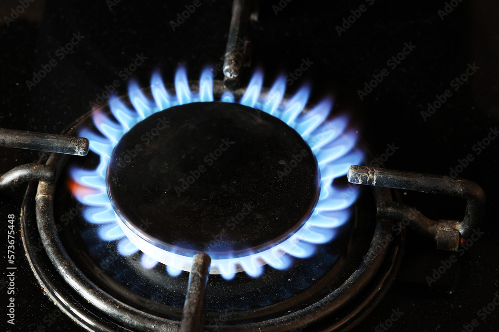 Spalanie gazu ziemnego na kuchennej kuchence gazowej. Panel ze stali z ...