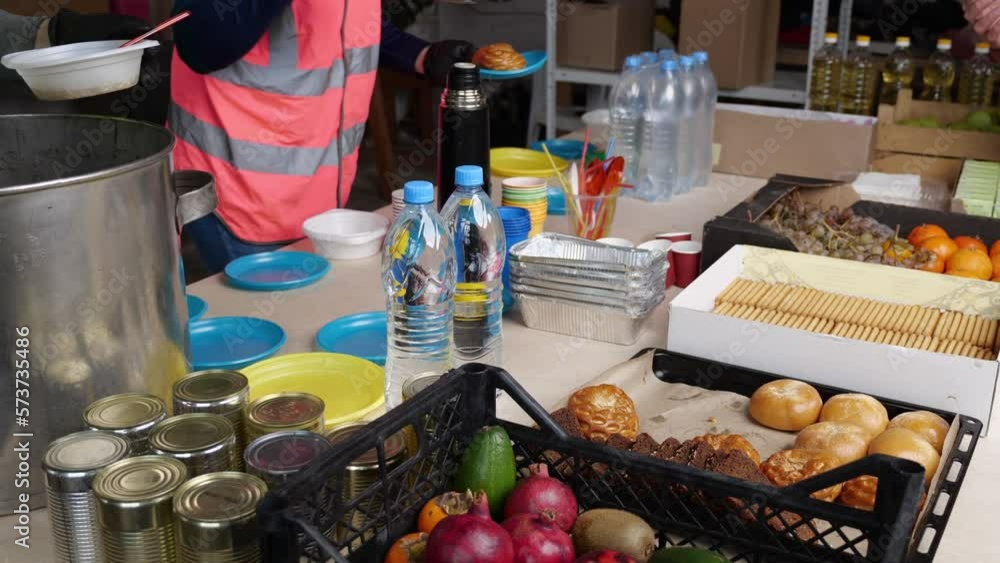 Muslim volunteers came together to arrange hot meals for the homeless ...