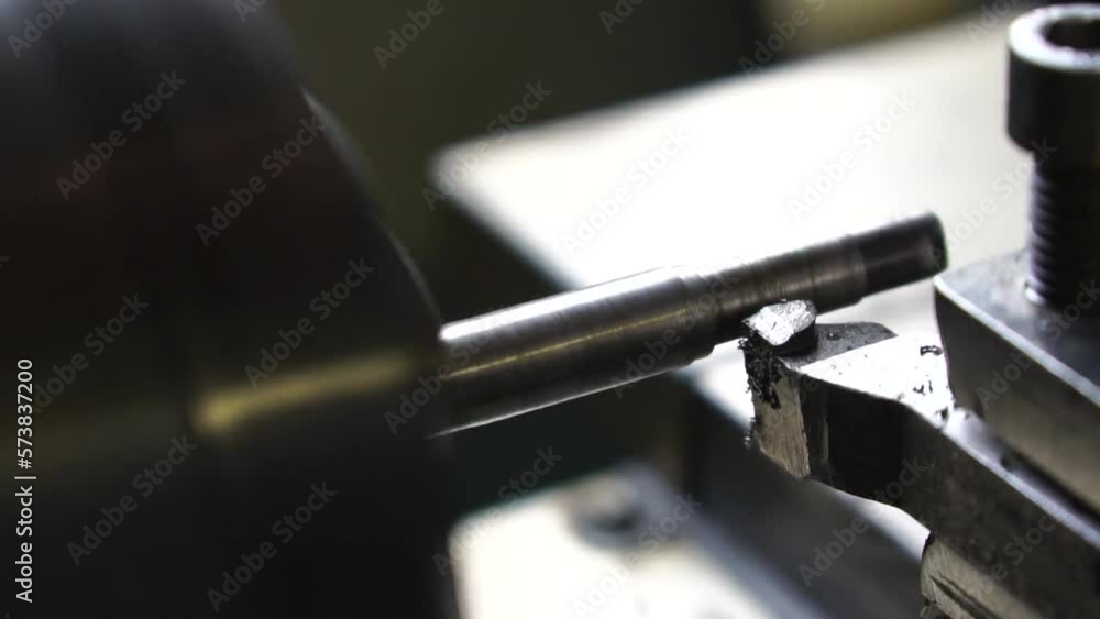 Vidéo Stock Close-up lathe machine operation by cutting the metal tube ...