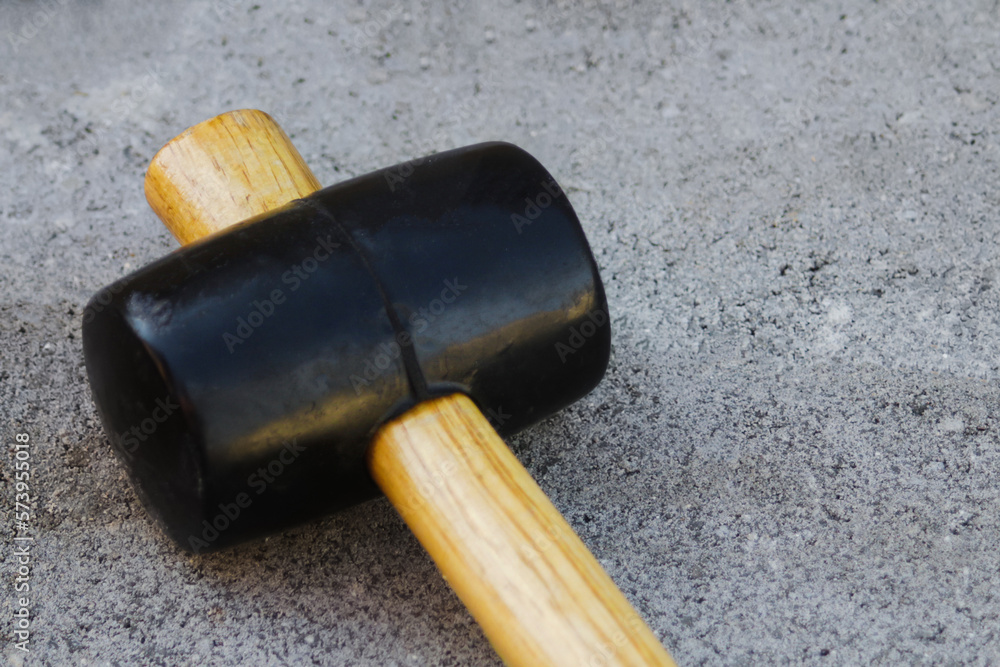 Foto de Defocus paving hammer close up. Garden brick pathway. Laying ...