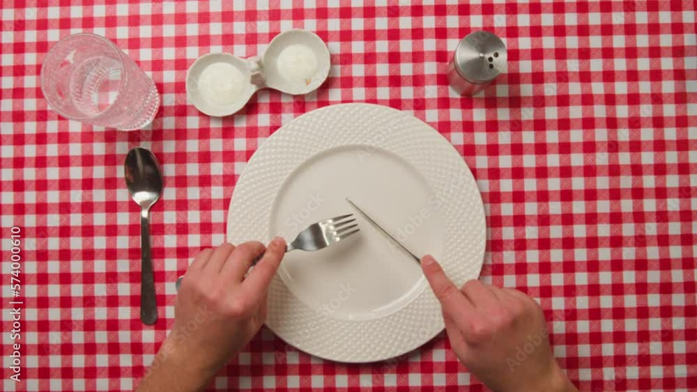 Vidéo Stock Top view of an unrecognizable man eating invisible food ...