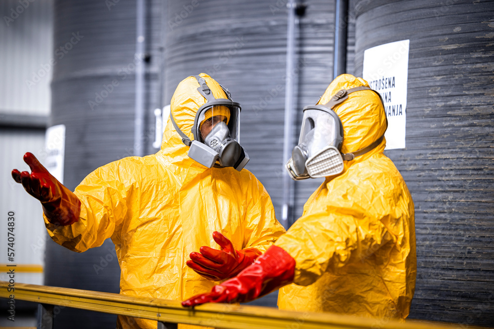 Fotka „Factory workers in protection equipment, gas masks and gloves ...