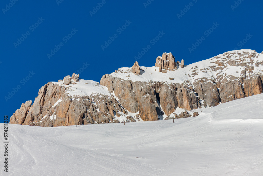 Le vette meridionali del Gruppo della Marmolada che circondano la conca ...