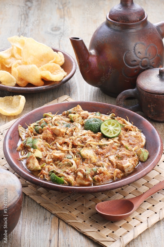 Foto de Karedok is a raw vegetable salad in peanut sauce from Sundanese ...