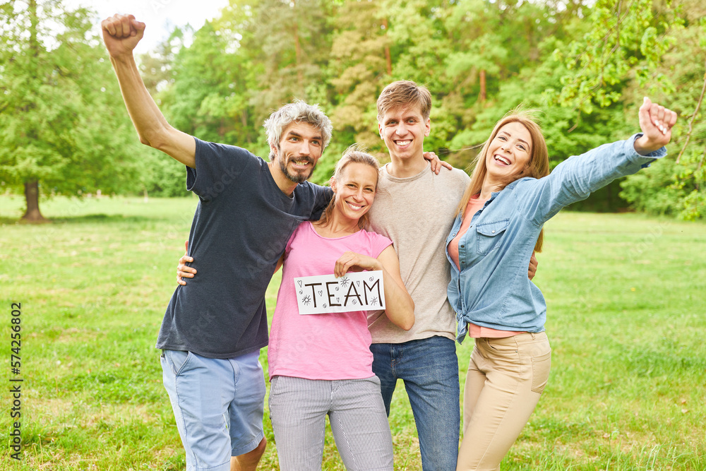Junge Leute als Sieger Mannschaft halten Schild mit Team Stock Photo ...