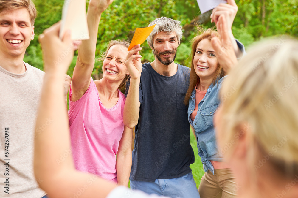 Gruppe Leute im kreativen Teambuilding Workshop Stock Photo | Adobe Stock