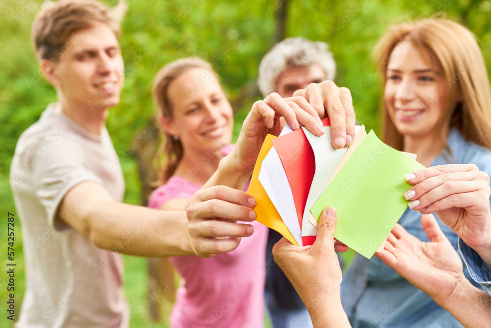 Team Leute zieht Karten beim Teambuilding Spiel Stock Photo | Adobe Stock