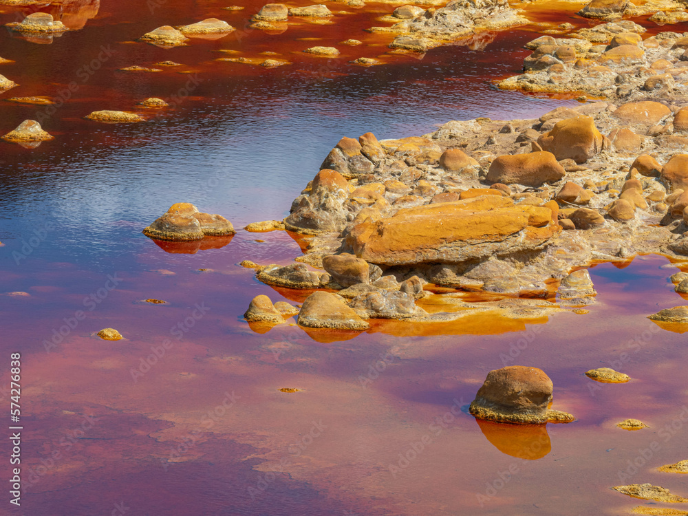 El Rio Tinto, provincia de Hueva. Su color característico se debe a la ...