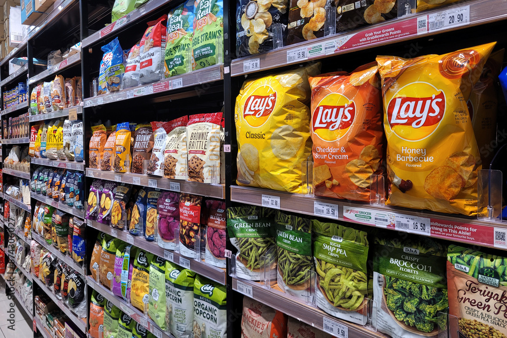 Foto de PENANG, MALAYSIA - 22 FEB 2023: Various local and imported ...