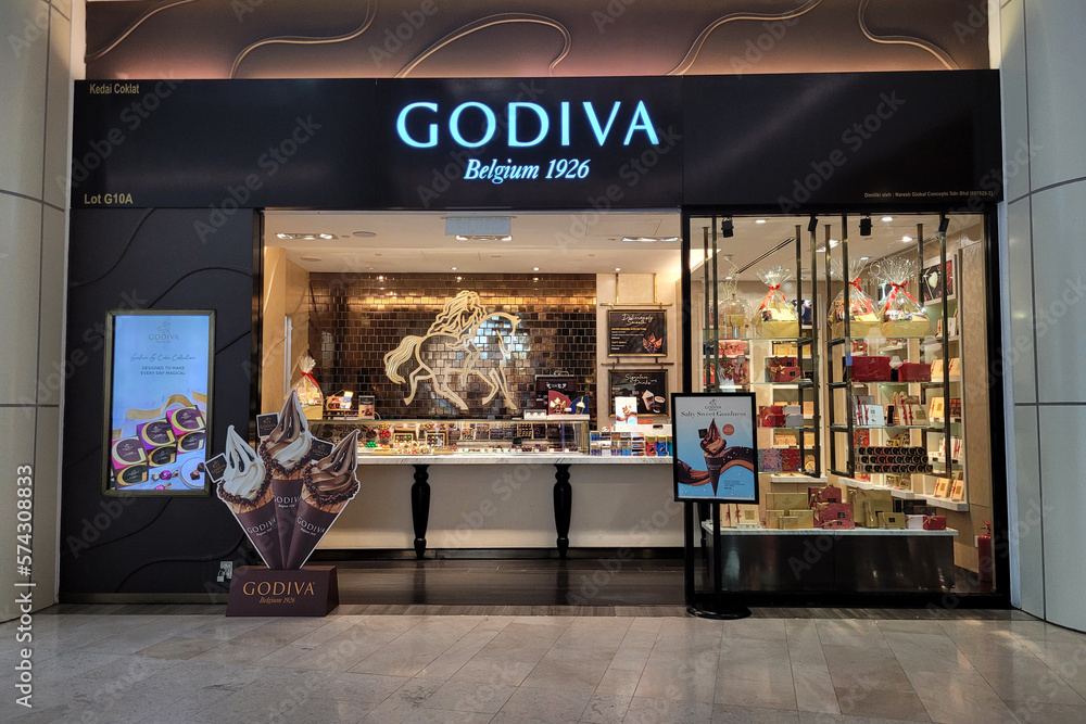 Foto de PENANG, MALAYSIA - 22 FEB 2023: View o GODIVA Chocolate store in shopping mall. GODIVA ...