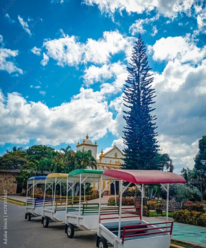 El bello parque central del municipio de La Villa de San Antonio ...