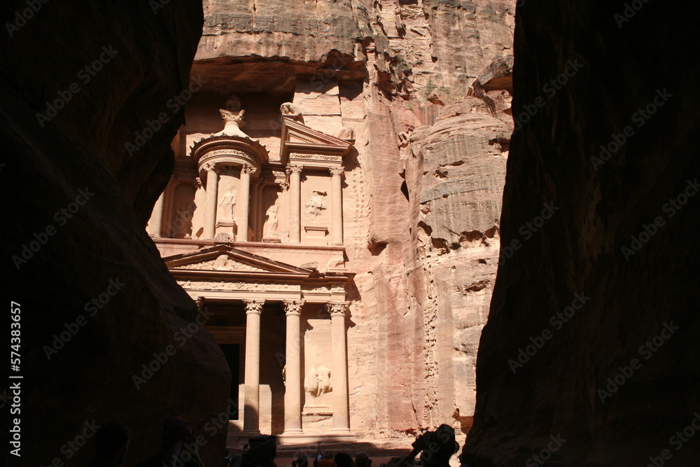 Primera visión de Petra, en Jordania, tras pasar el cañón del Siq ...