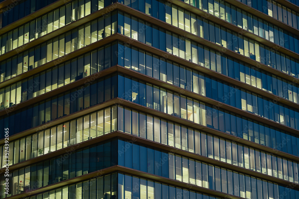 Arquitectura con estructuras modernas en la hora azul en la ...