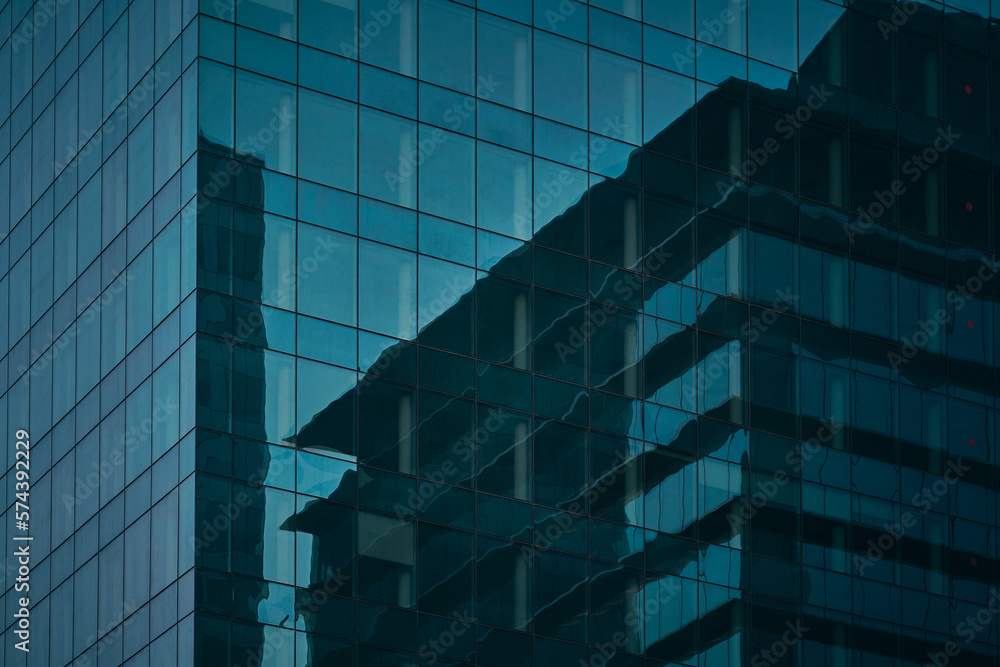 Arquitectura con estructuras modernas en la hora azul en la ...