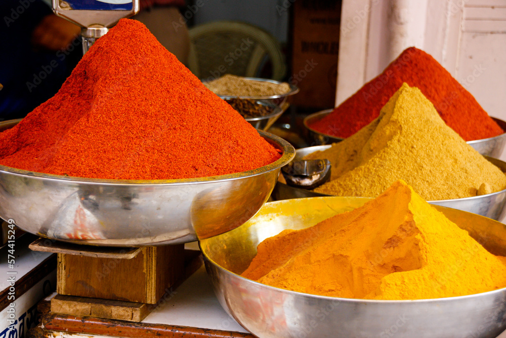 Especias de color rojo y amarillo en un mercado de la india Stock Photo ...