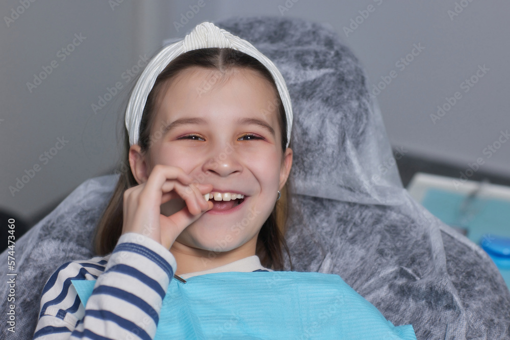 Foto de girl portrait with a lost tooth Teenager child with a tooth ...