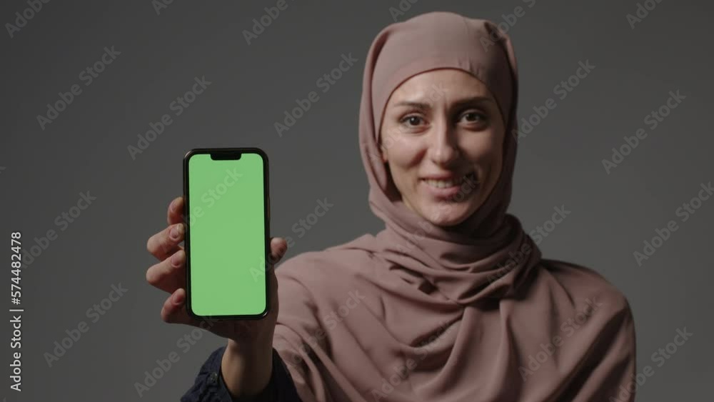 Portrait smiling arabian lebanese girl muslim islamic woman in hijab ...