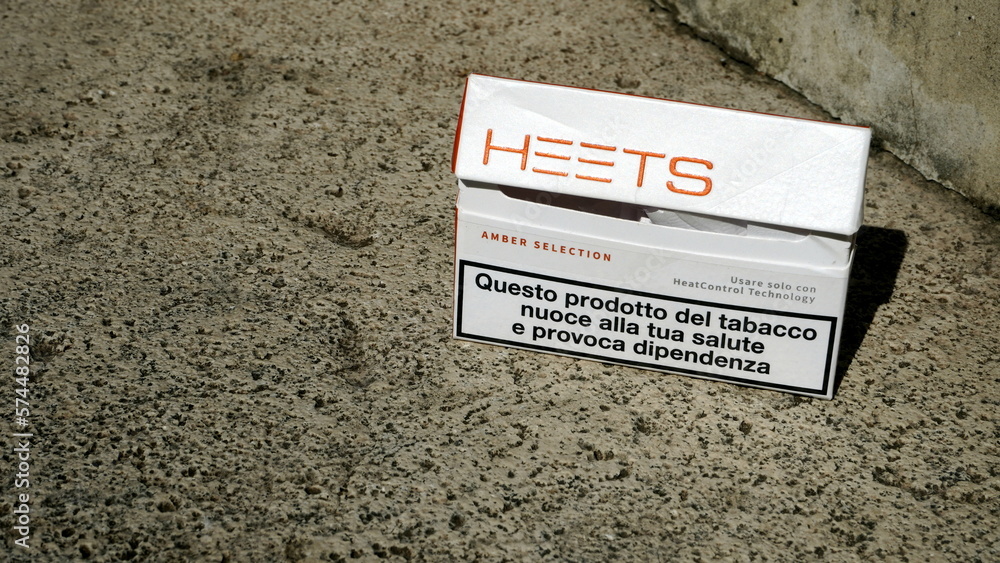 HEETS cigarette pack on low wall in the sun. PHILIP MORRIS Stock Photo ...