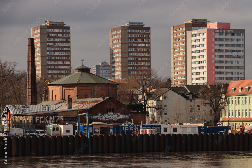 Frankfurt (Oder); Altes Gaswerk mit Gasometer an der Oder, dahinter ...