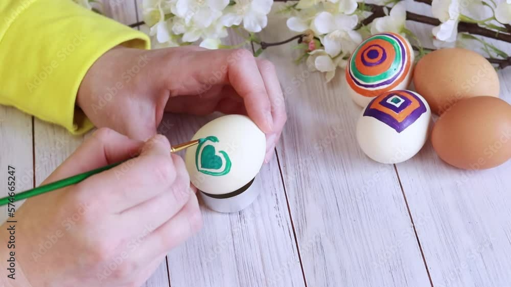 Vidéo Stock Draw a heart on an egg, preparing for Easter. Master class ...