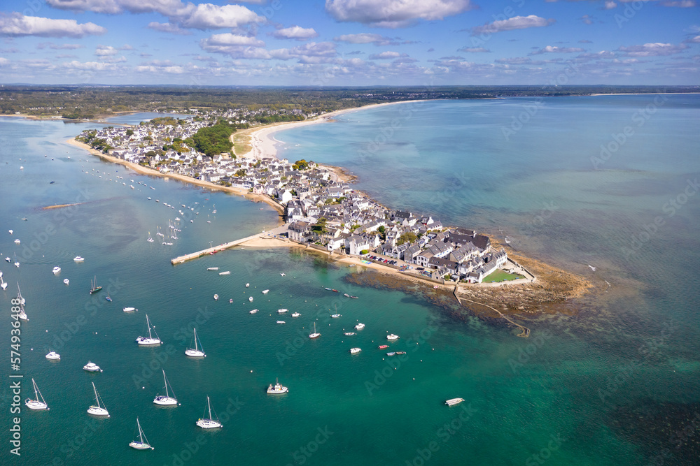 Vue aérienne de l'Île-Tudy et son port à marée haute par une journée ensoleillée - Finistère ...