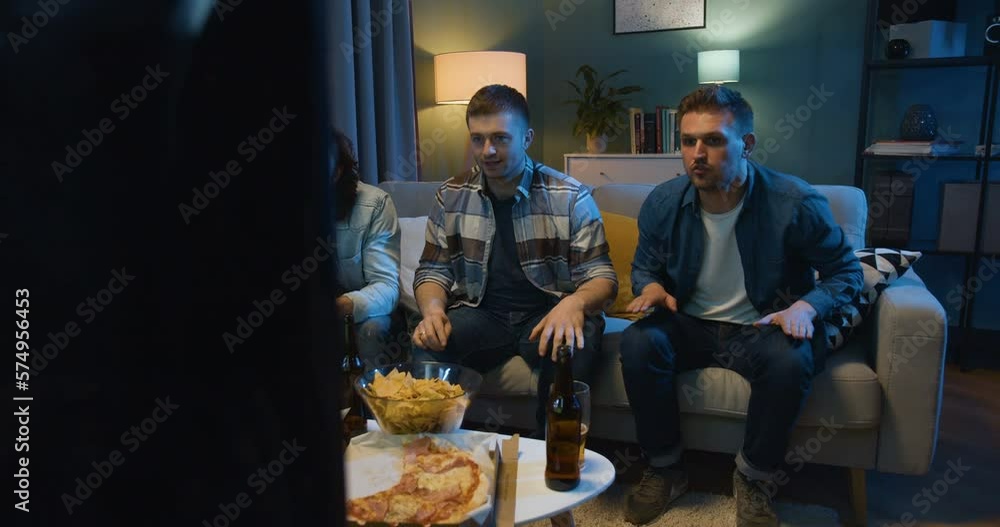 Vidéo Stock Three Caucasian friendly guys cheering for their football ...