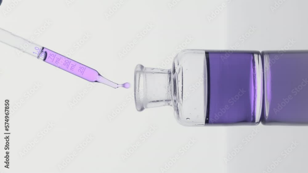 Vidéo Stock Side view big close-up shot of lab pipette drips violet oil ...